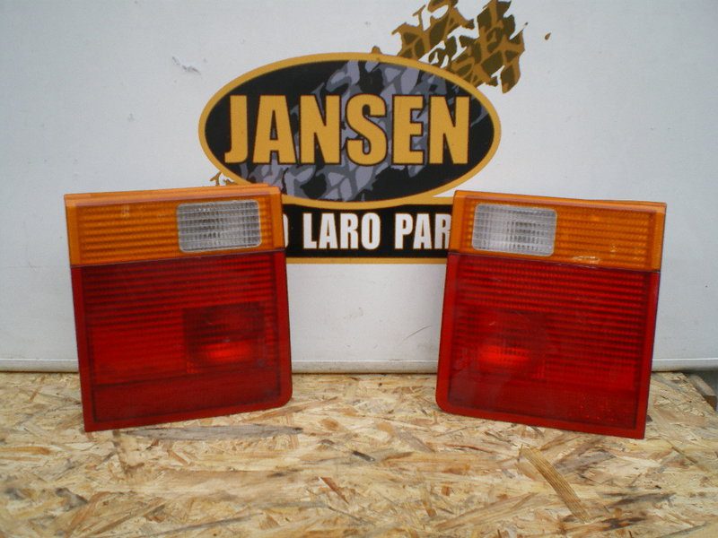 range rover P38 achterlicht unit set op onderklep - Jansen LaRo demontage